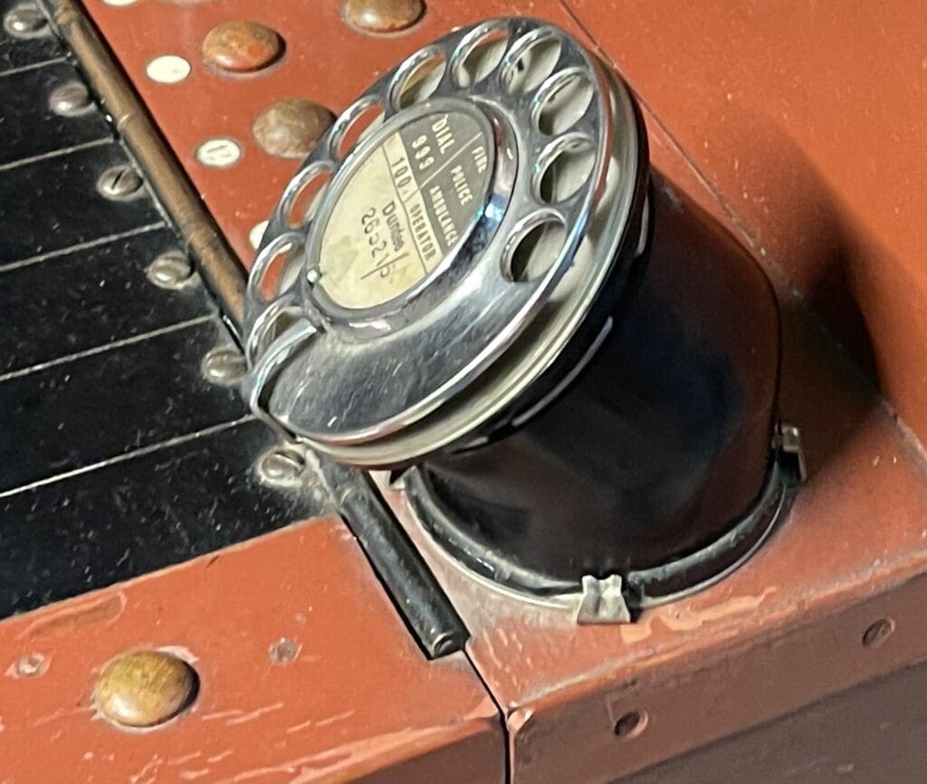 THB9342 telephone switchboard exchange unit freestanding with chrome ...